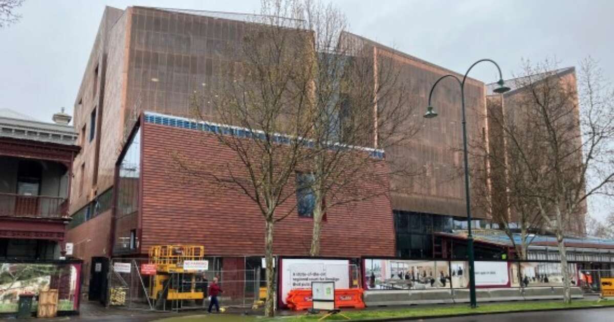 Closing the building envelope at Bendigo Law Courts - Kane Constructions